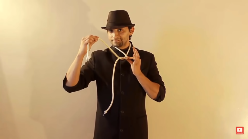 紐（ひも）を使った簡単マジック『首をすり抜けるロープ』のやり方