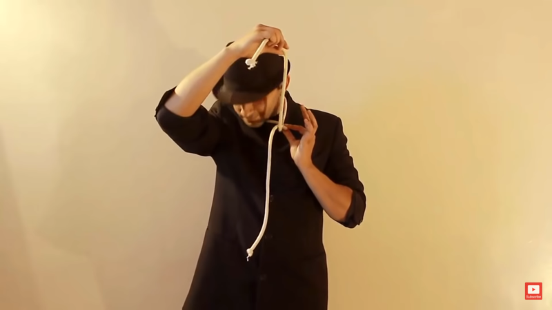 紐（ひも）を使った簡単マジック『首をすり抜けるロープ』のやり方